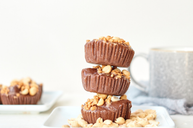 Frozen Pudding Cups With Peanuts & Caramel - Balancing Pieces
